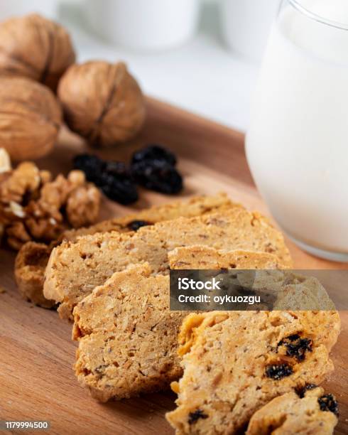 Kue Kismis Kenari Foto Stok Unduh Gambar Sekarang Badam Biji Buah Istock