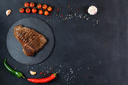 Steak Daging Sapi Panggang Ribeye Langka Di Latar Belakang Gelap