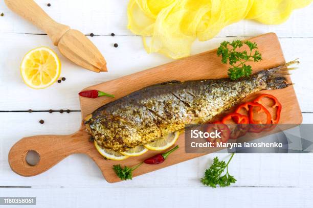 Ikan Haring Panggang Dengan Lemon Dan Rempahrempah Di Latar Belakang