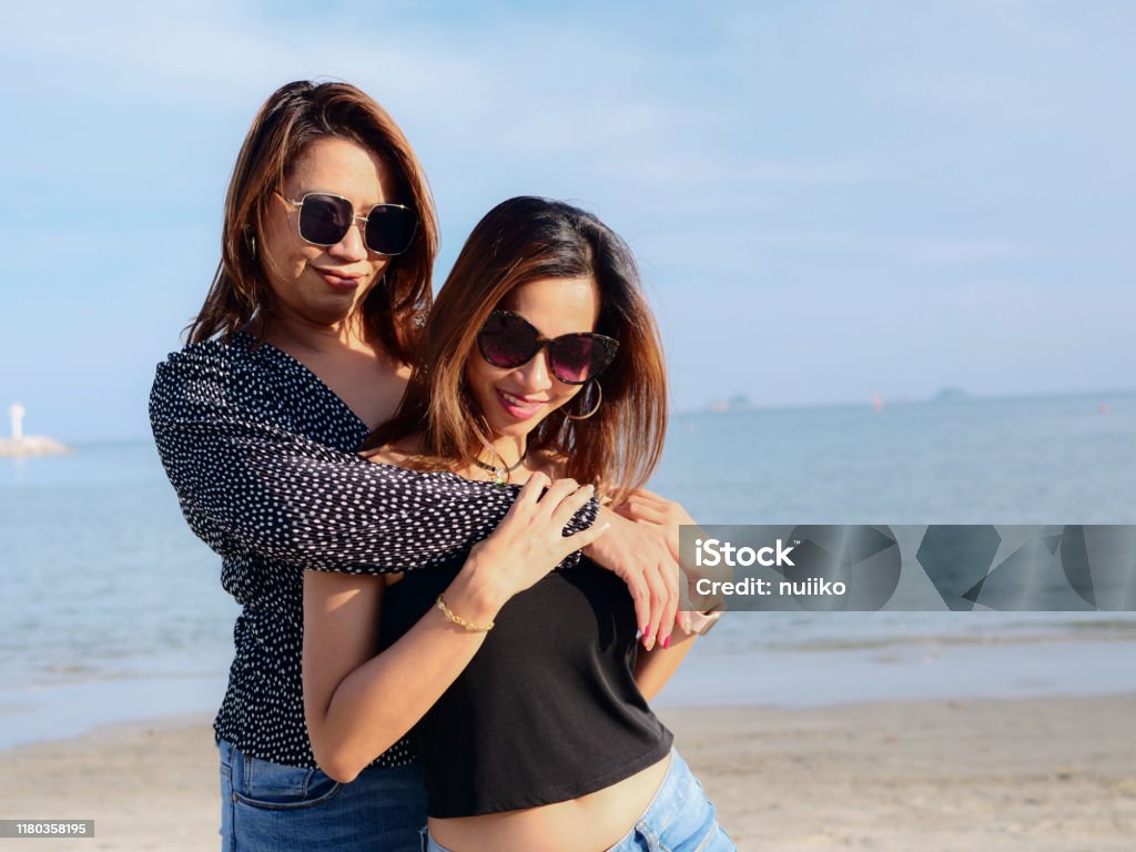 Pasangan Lesbian Asia Berpelukan Bersama Di Pantai Konsep Gaya Hidup