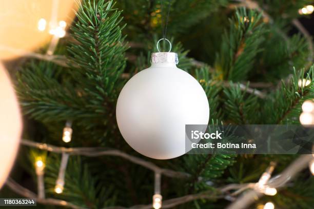 Adornos De Navidad Blancos Y Luces En El Árbol De Navidad Foto de stock ... Adornos De Navidad Blancos Y Luces En El Árbol De Navidad Foto de stock ...