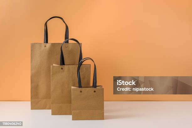 Mockup Paket Kerajinan Kosong Atau Tas Belanja Kertas Coklat Dengan