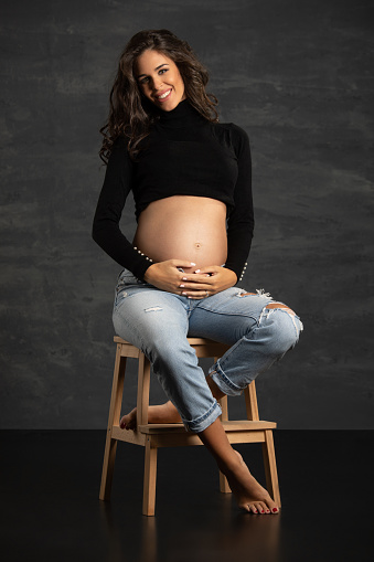 Photo Libre De Droit De Belle Femme Enceinte Sasseyant Sur La