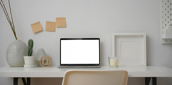 Ruang Kerja Minimal Dengan Komputer Laptop Layar Kosong Dengan Bingkai