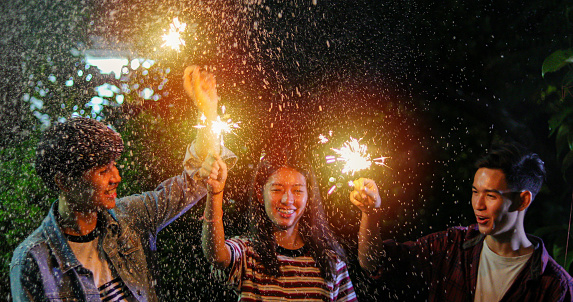 Sekelompok Teman Asia Yang Memiliki Barbekyu Taman Luar Ruangan Tertawa ... Sekelompok Teman Asia Yang Memiliki Barbekyu Taman Luar Ruangan Tertawa ...
