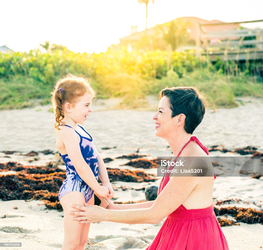 Photo Libre De Droit De Belle Mère Sur La Plage Avec La Fille De Rousse