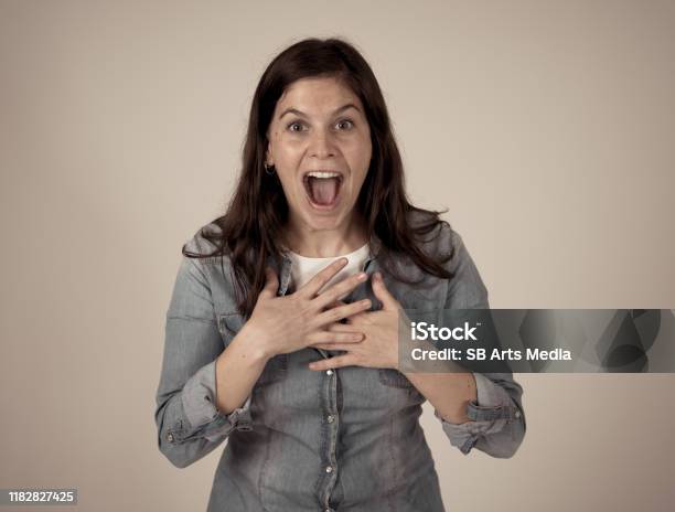Photo Libre De Droit De Émotions Et Expressions Humaines Verticale De Belle Femme Choquée