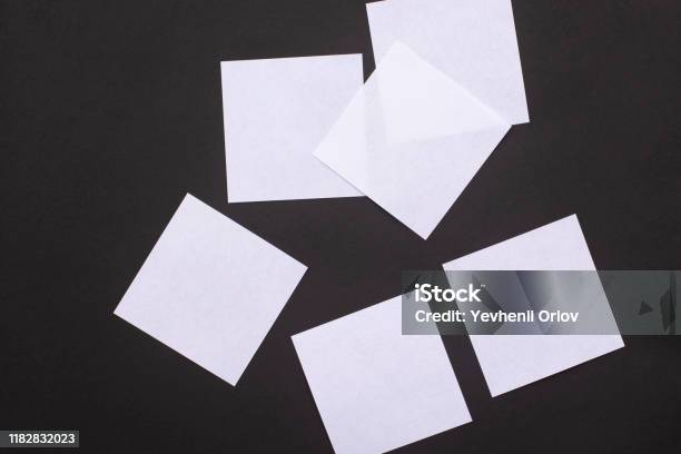 Beberapa Lembar Kertas Putih Di Latar Belakang Hitam Closeup Foto Stok ... Beberapa Lembar Kertas Putih Di Latar Belakang Hitam Closeup Foto Stok ...