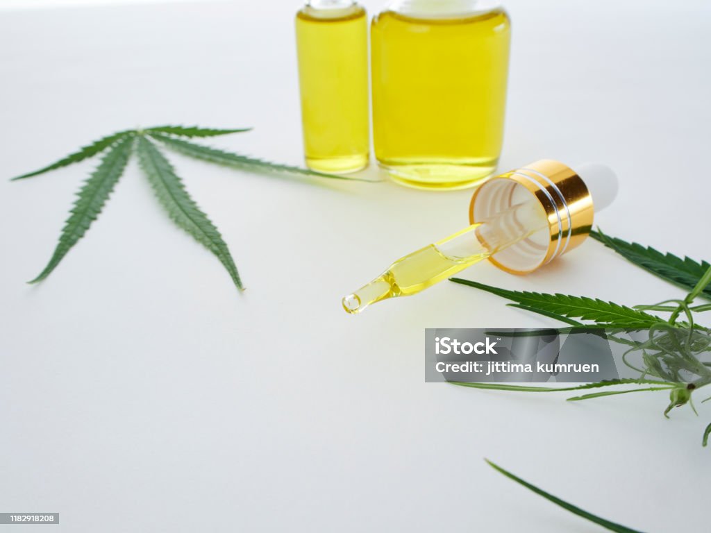 Obat Daun Ganja Dengan Ekstrak Minyak Dalam Botol Di Latar Belakang ... Obat Daun Ganja Dengan Ekstrak Minyak Dalam Botol Di Latar Belakang ...