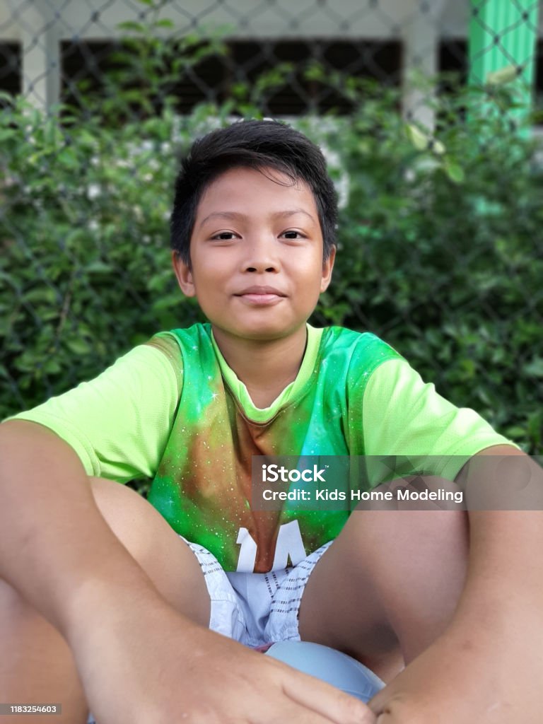 El Chico Indonesio Posa En La Escuela Con Su Balón De Fútbol Foto De