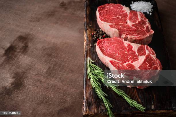 Dua Steak Mata Rusuk Mentah Segar Di Papan Kayu Di Latar Belakang Kayu