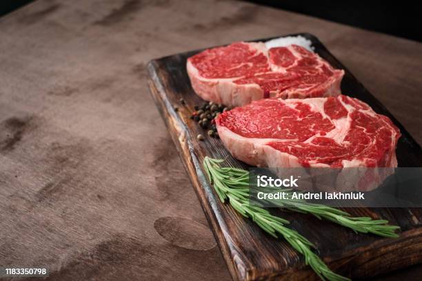 Dua Steak Mata Rusuk Mentah Segar Di Papan Kayu Di Latar Belakang Kayu