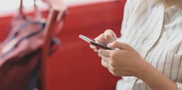 Memotong Bidikan Pengusaha Muda Memegang Smartphone Saat Mengerjakan ... Memotong Bidikan Pengusaha Muda Memegang Smartphone Saat Mengerjakan ...