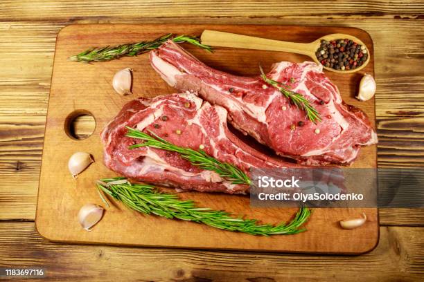 Steak Mata Iga Sapi Segar Mentah Di Tulang Dengan Rempahrempah Bawang