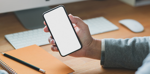 Memotong Bidikan Pengusaha Muda Memegang Smartphone Layar Kosong Saat ... Memotong Bidikan Pengusaha Muda Memegang Smartphone Layar Kosong Saat ...
