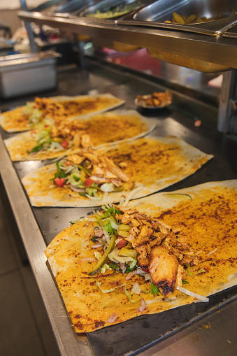 Geleneksel Türk Tavuk Döner Kebap Et Shawarma Veya Gyros Stok Fotoğraflar And Akdeniz Kültürü‘nin
