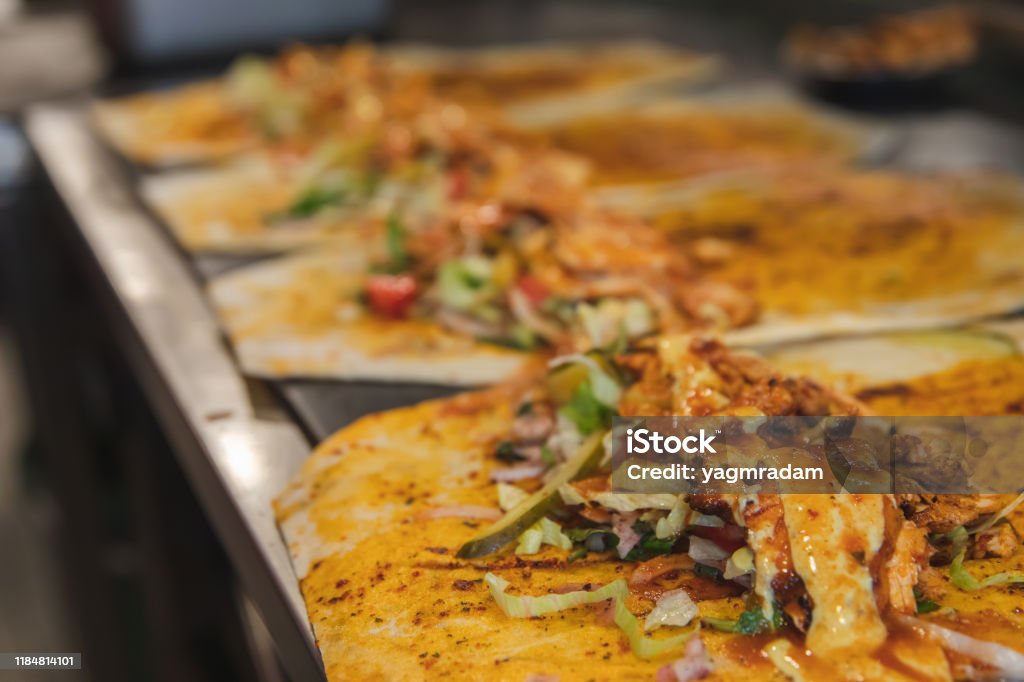 Geleneksel Türk Tavuk Döner Kebap Et Shawarma Veya Gyros Stok Fotoğraflar And Akdeniz Kültürü‘nin