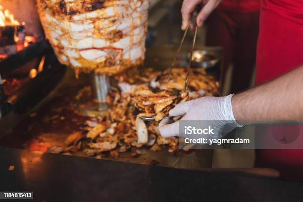 Geleneksel Türk Döner Kebap Etini Hazırlayan Ve Yapan Şef Shawarma Veya Gyros Stok Fotoğraflar