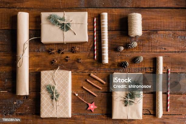 Tampilan Atas Kotak Hadiah Yang Dibungkus Dan Barangbarang Natal ... Tampilan Atas Kotak Hadiah Yang Dibungkus Dan Barangbarang Natal ...
