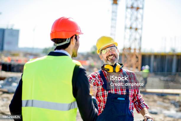 Manajer Lokasi Konstruksi Dan Pekerja Yang Berurusan Dengan Proyek Foto ... Manajer Lokasi Konstruksi Dan Pekerja Yang Berurusan Dengan Proyek Foto ...