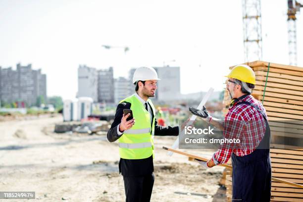 Manajer Lokasi Konstruksi Dan Pekerja Yang Berurusan Dengan Proyek Foto ... Manajer Lokasi Konstruksi Dan Pekerja Yang Berurusan Dengan Proyek Foto ...