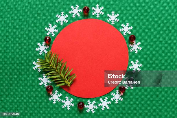Template Lingkaran Natal Musim Dingin Dengan Bola Merah Kepingan Salju ... Template Lingkaran Natal Musim Dingin Dengan Bola Merah Kepingan Salju ...