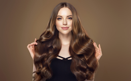 Muda Model Cantik Berambut Coklat Dengan Rambut Panjang Keriting