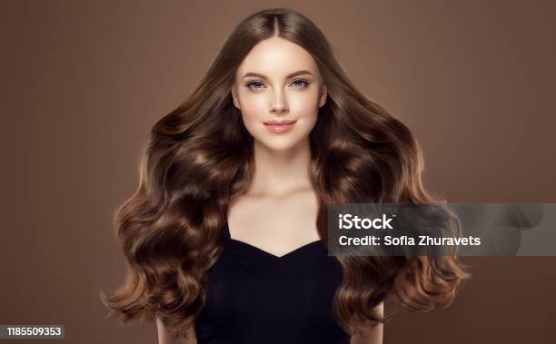 Muda Model Cantik Berambut Coklat Dengan Rambut Panjang Keriting