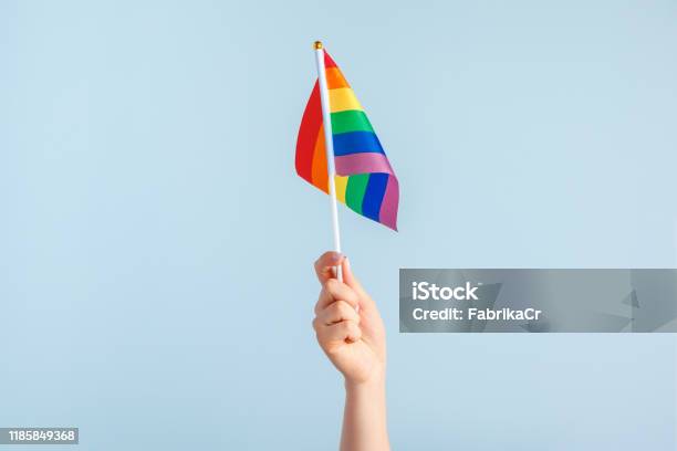 Bendera Gay Di Tangan Wanita Dengan Latar Belakang Abuabu Foto Stok