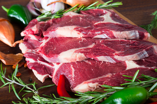 Potongan Steak Daging Sapi Segar Di Meja Kayu Dengan Sayuran Dan