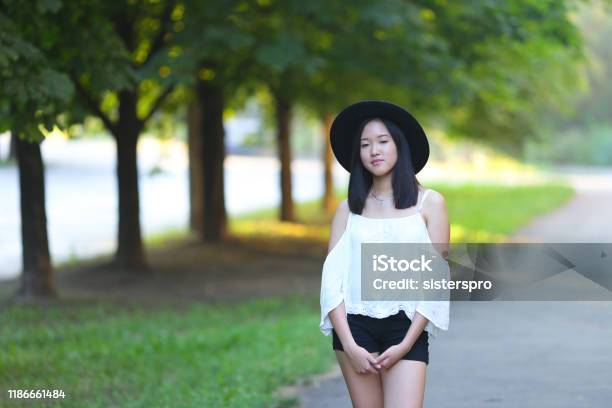 Wanita Asia Cantik Dengan Topi Melihat Ke Dalam Potret Kamera Foto Stok ... Wanita Asia Cantik Dengan Topi Melihat Ke Dalam Potret Kamera Foto Stok ...