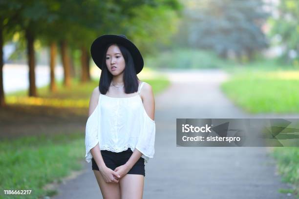Wanita Asia Cantik Dengan Topi Melihat Ke Dalam Potret Kamera Foto Stok ... Wanita Asia Cantik Dengan Topi Melihat Ke Dalam Potret Kamera Foto Stok ...