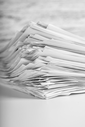Tumpukan Lembaran Kertas Bekas Di Atas Meja Putih Di Atas Meja Kayu