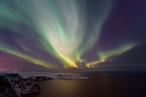 Lampu Utara Yang Intens Aurora Borealis Di Atas Knivskjelloden Island ... Lampu Utara Yang Intens Aurora Borealis Di Atas Knivskjelloden Island ...