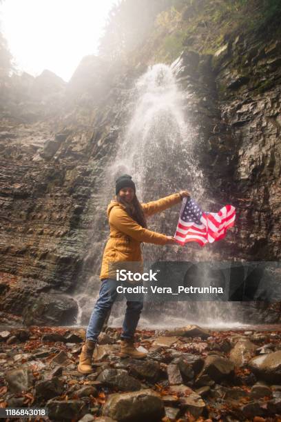 Perempuan Dewasa Kaukasia Muda Dengan Bendera As Di Depan Konsep Hiking Air Terjun Foto Stok