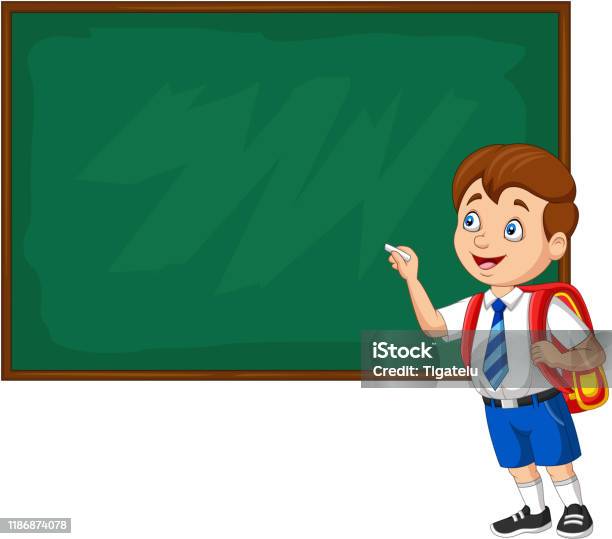 Garçon Décole De Dessin Animé Dans Lécriture Uniforme Sur Le Tableau