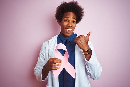 Genç Afro Amerikan Doktor Adam Izole Pembe Arka Plan Üzerinde Duran