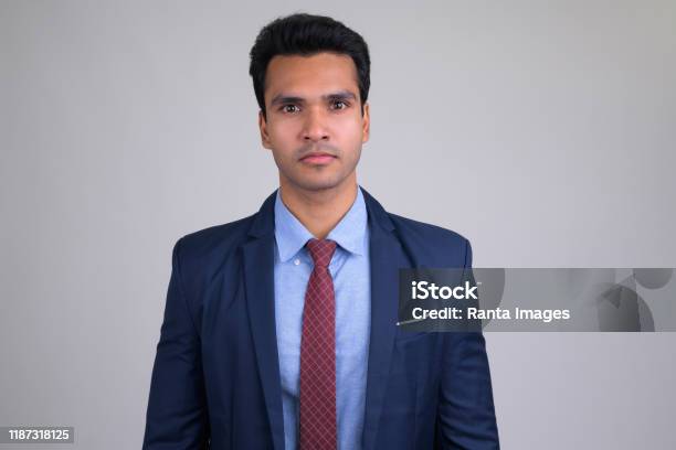 Potret Pengusaha Muda India Yang Tampan Mengenakan Setelan Jas Foto ... Potret Pengusaha Muda India Yang Tampan Mengenakan Setelan Jas Foto ...
