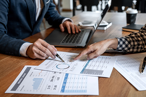Kolaborasi Tim Bisnis Membahas Analisis Kerja Dengan Data Keuangan Dan