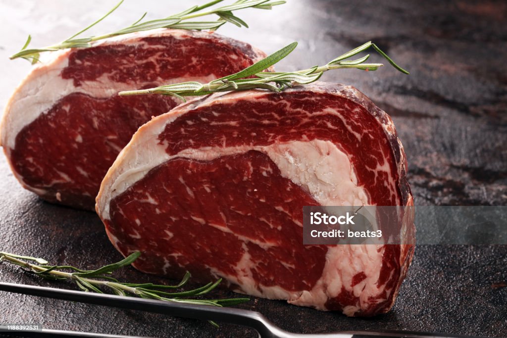 Daging Segar Mentah Ribeye Steak Bumbu Dan Garpu Daging Di Latar