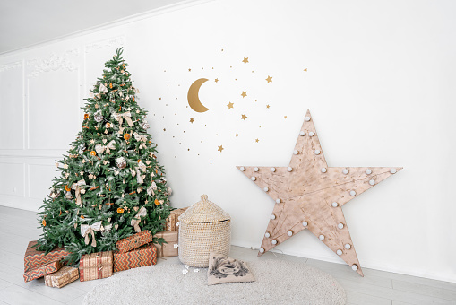 Ruang Anakanak Dengan Pohon Natal Yang Didekorasi Dan Hadiah Pagi Natal ... Ruang Anakanak Dengan Pohon Natal Yang Didekorasi Dan Hadiah Pagi Natal ...