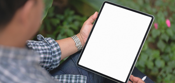 Memotong Bidikan Pengusaha Yang Mengerjakan Proyeknya Dengan Tablet ... Memotong Bidikan Pengusaha Yang Mengerjakan Proyeknya Dengan Tablet ...