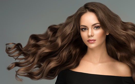 Muda Model Cantik Berambut Coklat Dengan Rambut Panjang Keriting