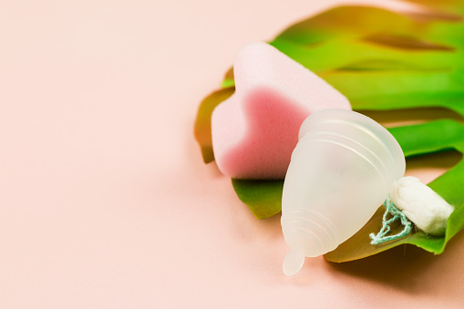 Merapatkan Cangkir Menstruasi Tampon Dan Spons Pada Merah Muda Foto ... Merapatkan Cangkir Menstruasi Tampon Dan Spons Pada Merah Muda Foto ...