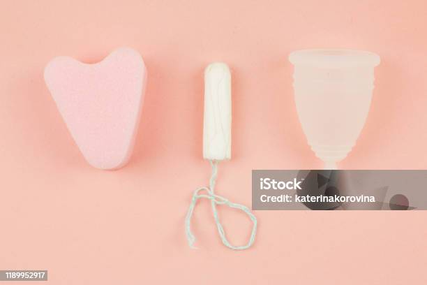 Merapatkan Cangkir Menstruasi Tampon Dan Spons Pada Merah Muda Foto ... Merapatkan Cangkir Menstruasi Tampon Dan Spons Pada Merah Muda Foto ...