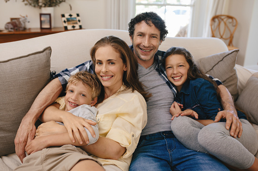 Photo Libre De Droit De Famille De Sourire Sasseyant Ensemble Sur Leur