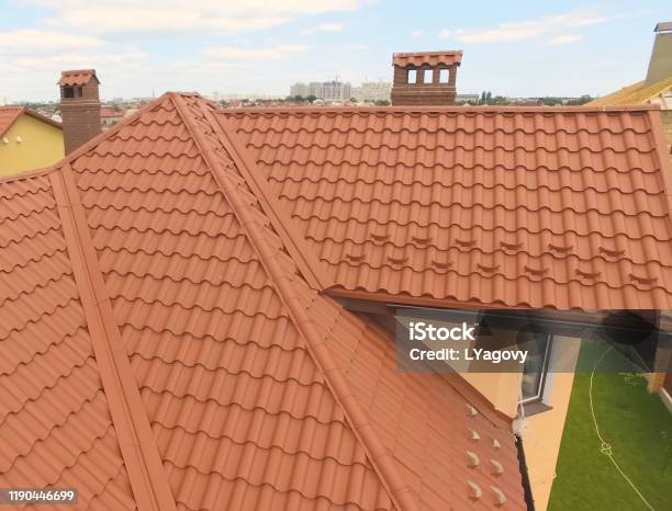Rumah Dengan Atap Baru Yang Terbuat Dari Logam Oranye Lihat Dari Atas