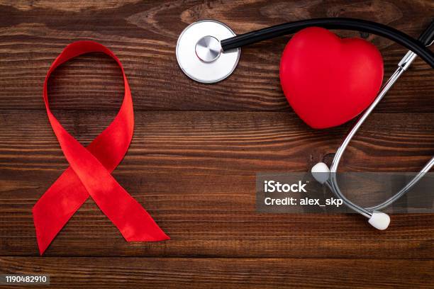Pita Merah Simbol Kesadaran Aids Pada Latar Belakang Kayu Dengan Ruang