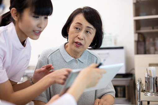 Gambar Dokter Yang Dipotong Menunjukkan Rekam Medis Elektronik Kepada ... Gambar Dokter Yang Dipotong Menunjukkan Rekam Medis Elektronik Kepada ...