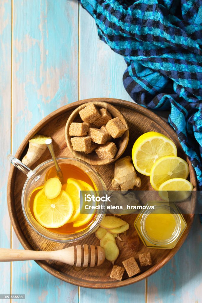Secangkir Teh Panas Dengan Lemon Jahe Sarang Lebah Dan Madu Di Atas ... Secangkir Teh Panas Dengan Lemon Jahe Sarang Lebah Dan Madu Di Atas ...
